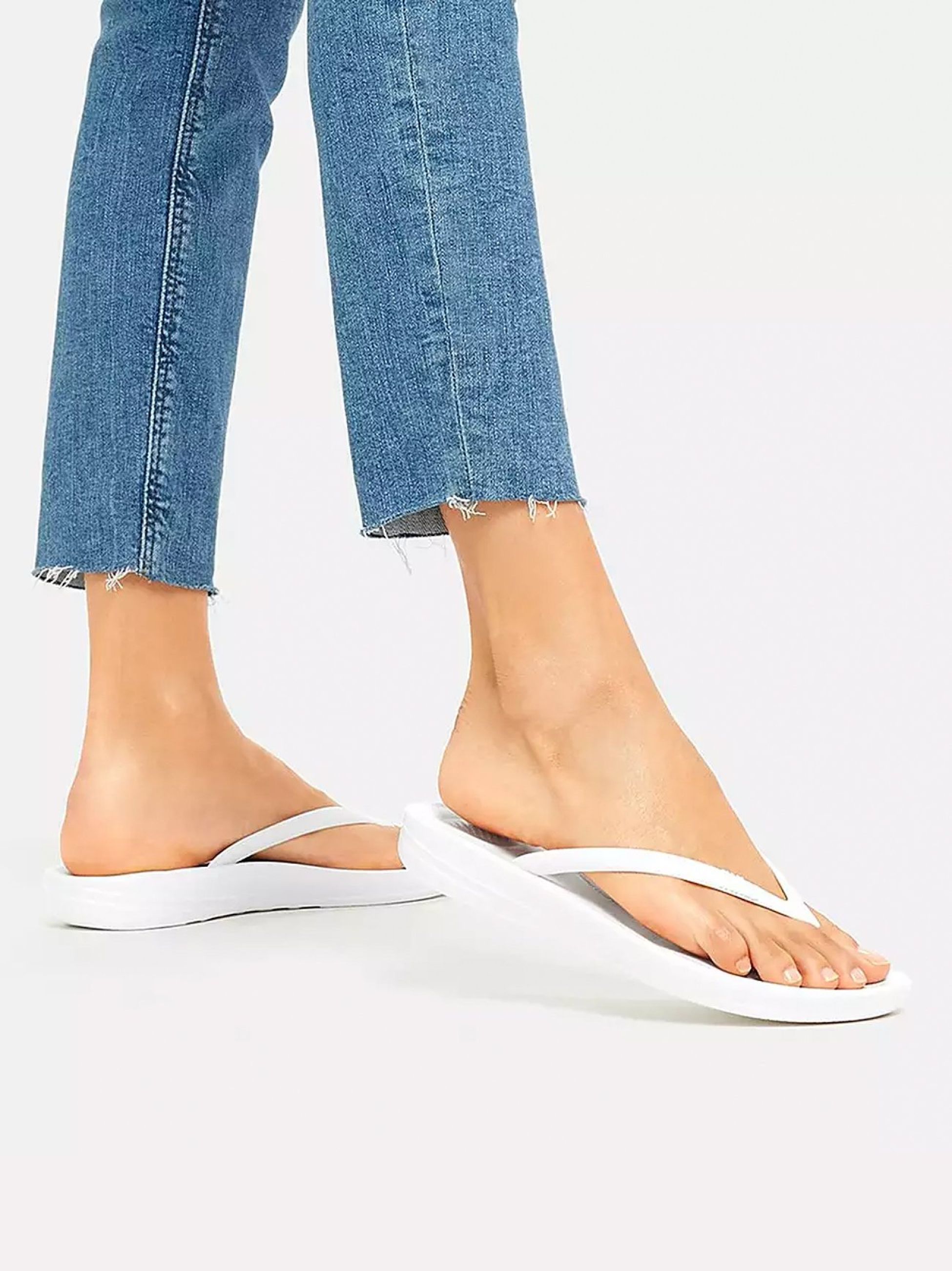 FitFlop Womens Urban White Iqushion Ergonomic Flip Flop | Designerwear